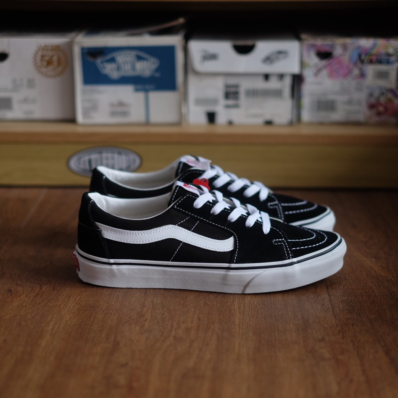 Jual SK8-LOW BLACK WHITE CLASSIC RSMI | Shopee Indonesia