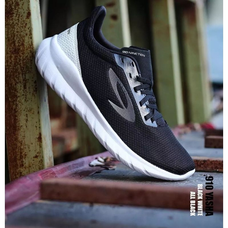 Jual Sepatu Lari Running 910 NINETEN Original YASHA - HITAM/PUTIH ...