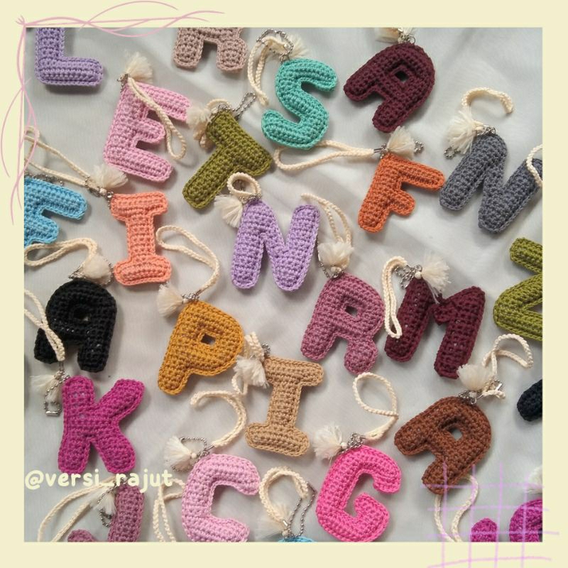 Jual 𝙋𝙍𝙀-𝙊𝙍𝘿𝙀𝙍 GANTUNGAN INISIAL HURUF RAJUT | Shopee Indonesia