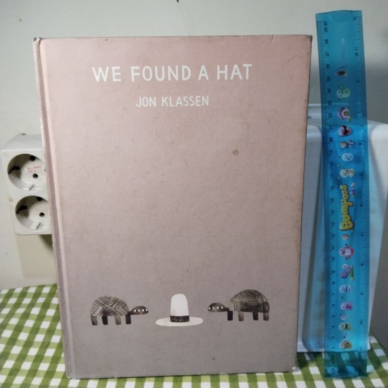 Jual Buku cerita anak WE FOUND A HAT Jon Klassen | Shopee Indonesia