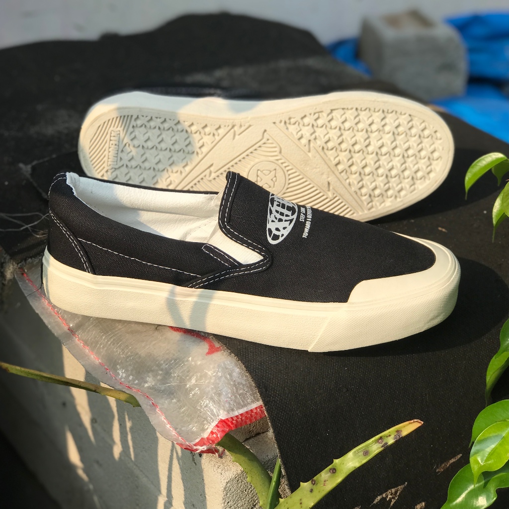 Jual Sepatu XternalStepSure Slip On Globe Black White Kasual | Shopee ...