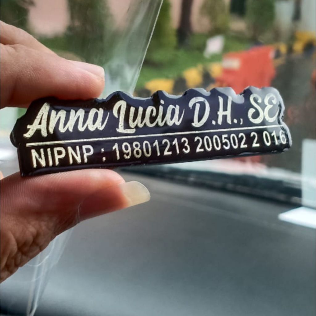 Jual Pin nama / name tag custom bentuk huruf warna emas | Shopee Indonesia