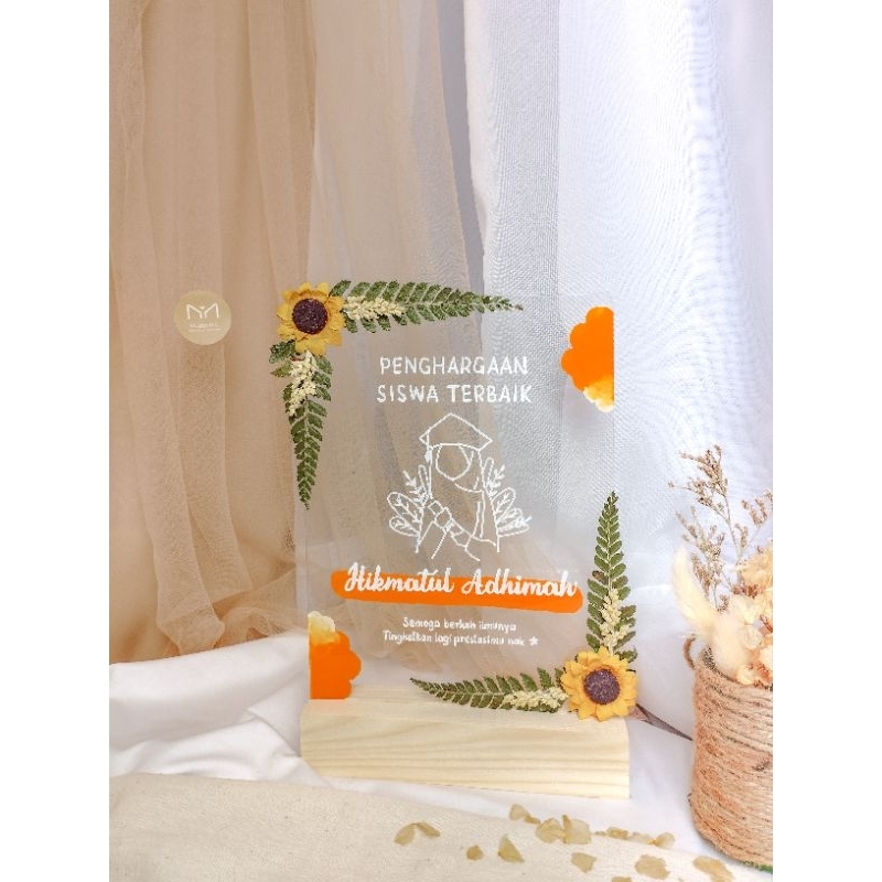 Jual Acrylic Stand | Kado Akrilik Wisuda Nikahan Custom | Ukuran 14 ...