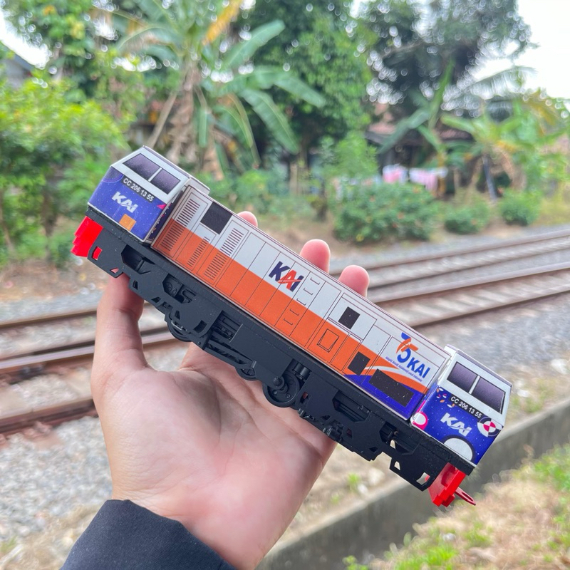 Jual Miniatur Kereta Api Lokomotif cc206 HYPE TRIP FULL AKRILIK Mesin ...