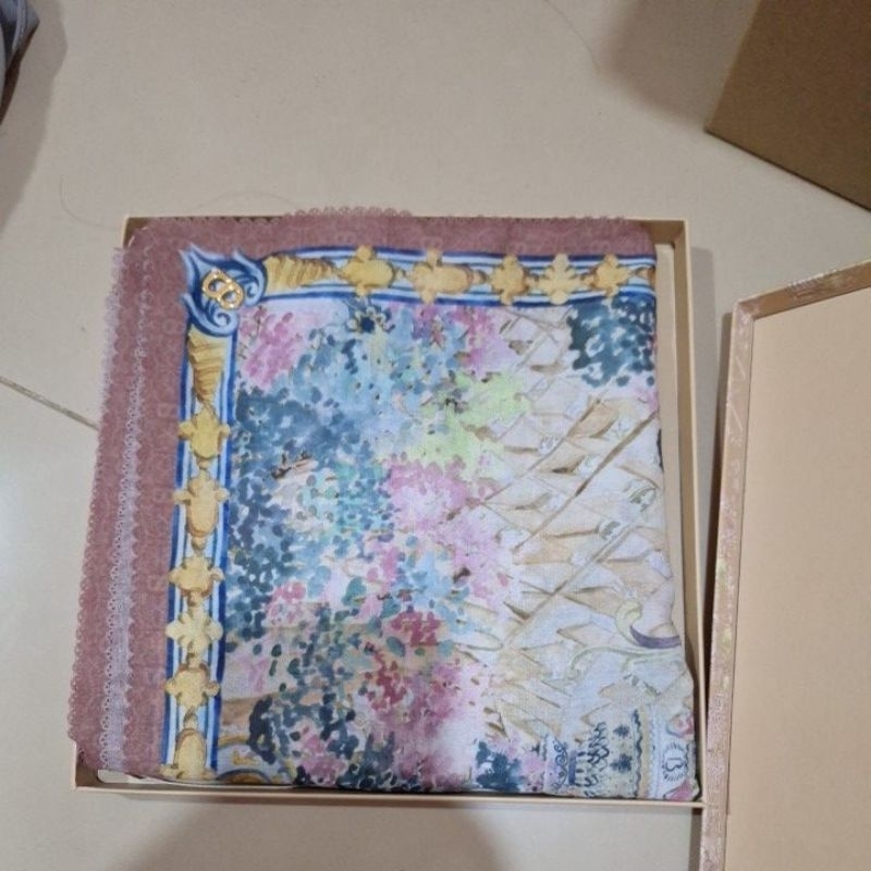 Jual Buttonscarves Hijab Series ada box ( Preloved ) | Shopee Indonesia