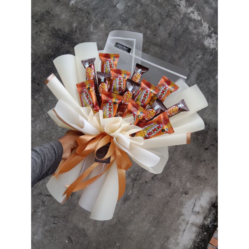 Jual buket snack buket wisuda buket bunga | Shopee Indonesia