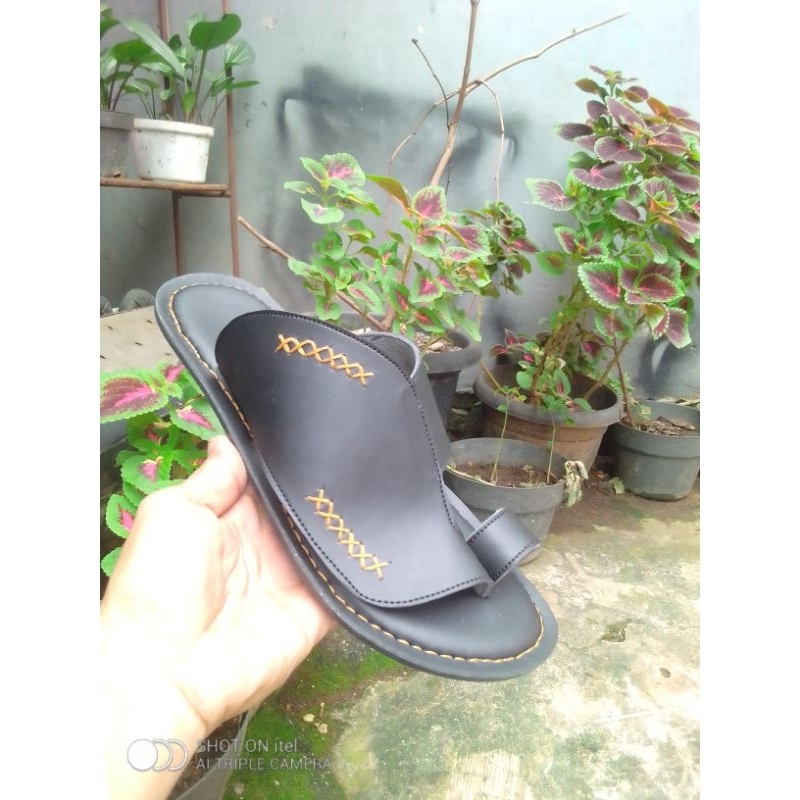 Jual PROMO!!! Sandal Yamani hitam putih Sandal arab Sandal pria ...