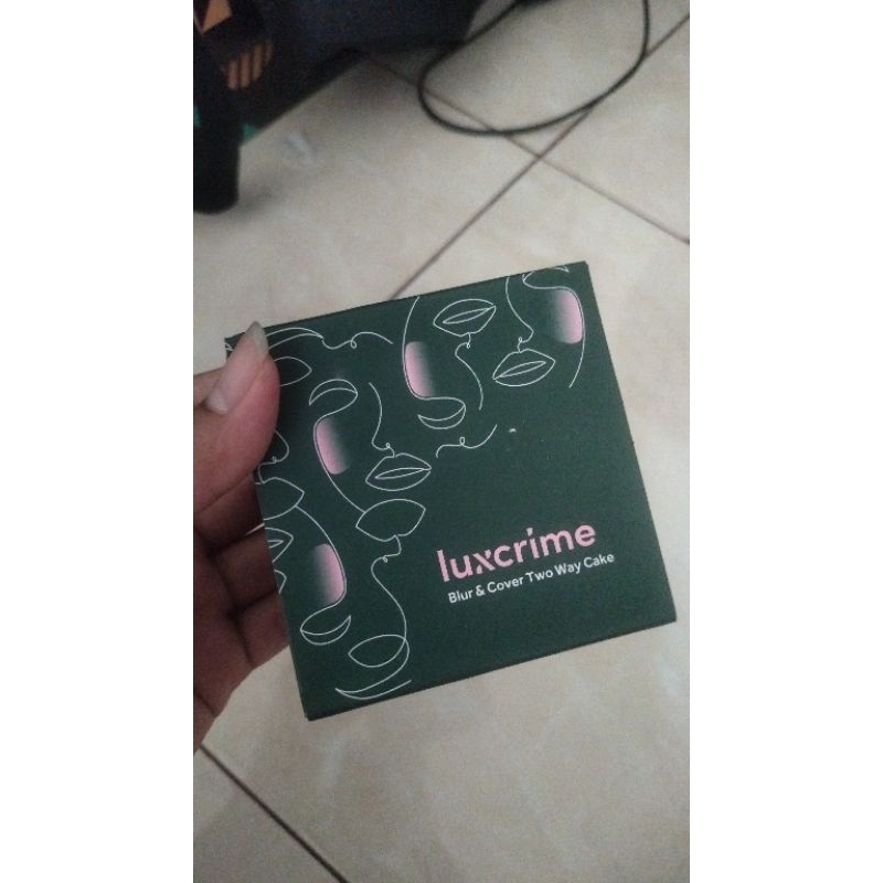 Jual Luxcrime Two Way Cake Shade Custard | Shopee Indonesia