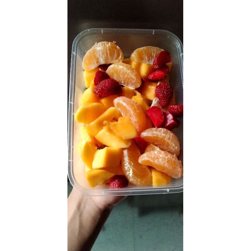 Jual buah potong segar isi mangga, jeruk dan strawberry | Shopee Indonesia