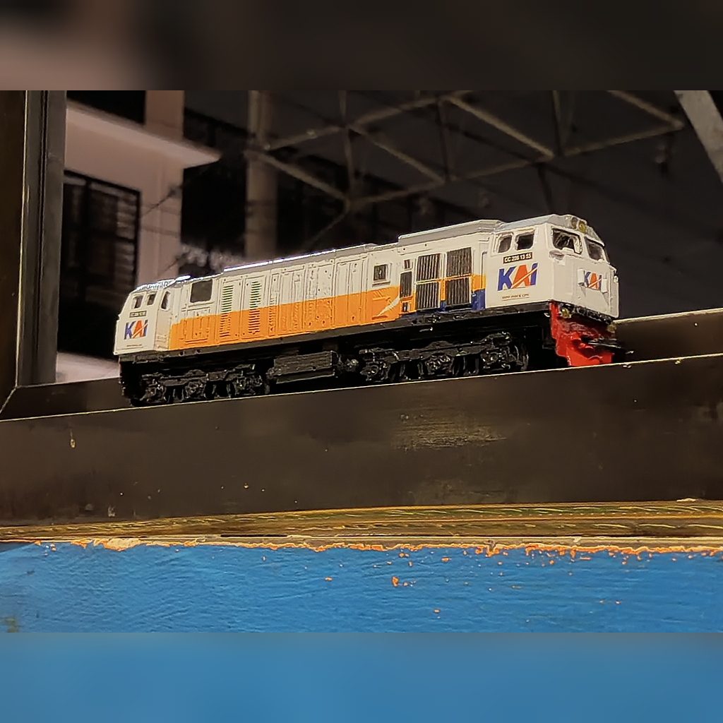 Jual Miniatur Kereta Api Indonesia Lokomotif CC 206 Bermesin Skala HO ...
