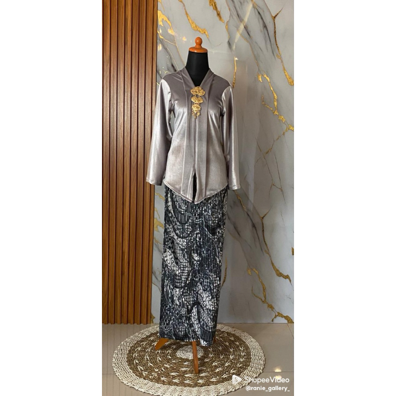 Jual Zahrah Gallery - Setelan/Oneset Kebaya Kartini Bludru dan Rok Plisket Batik/Setelan Kebaya ...