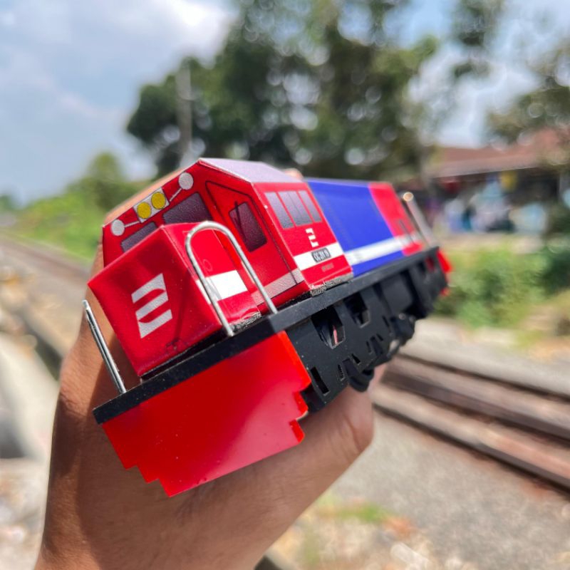 Jual Miniatur Kereta Api Lokomotif cc201perumka FULL AKRILIK Mesin bisa ...