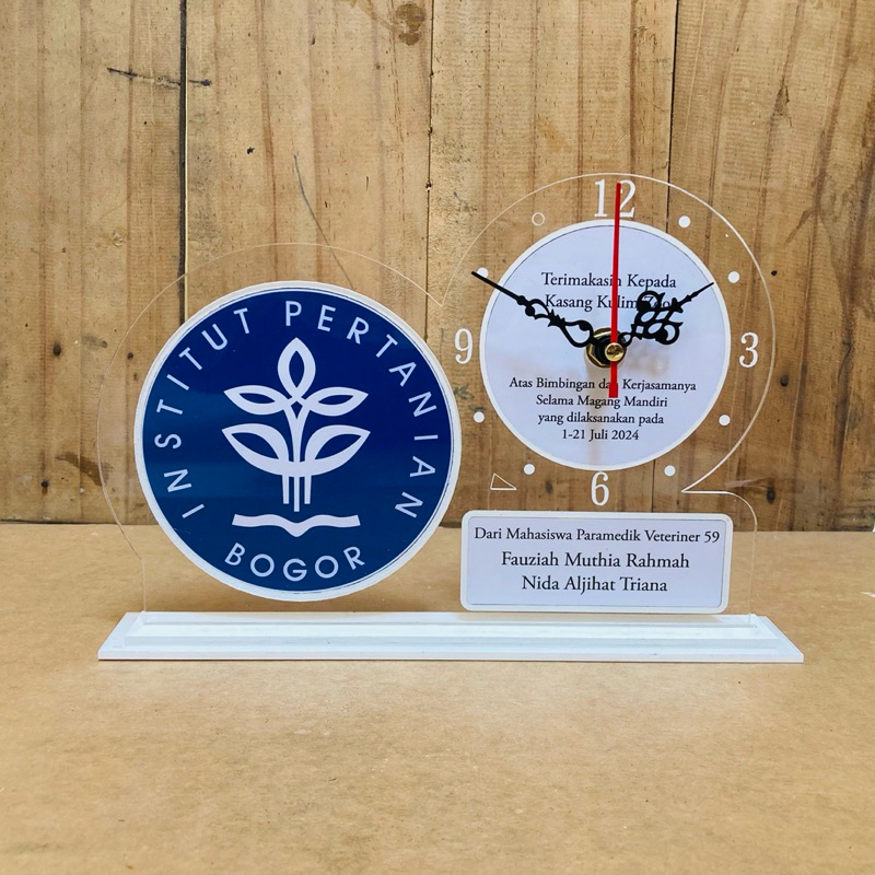 Jual Kenang kenangan magang custom Logo IPB jam duduk akrilik Bonus box ...