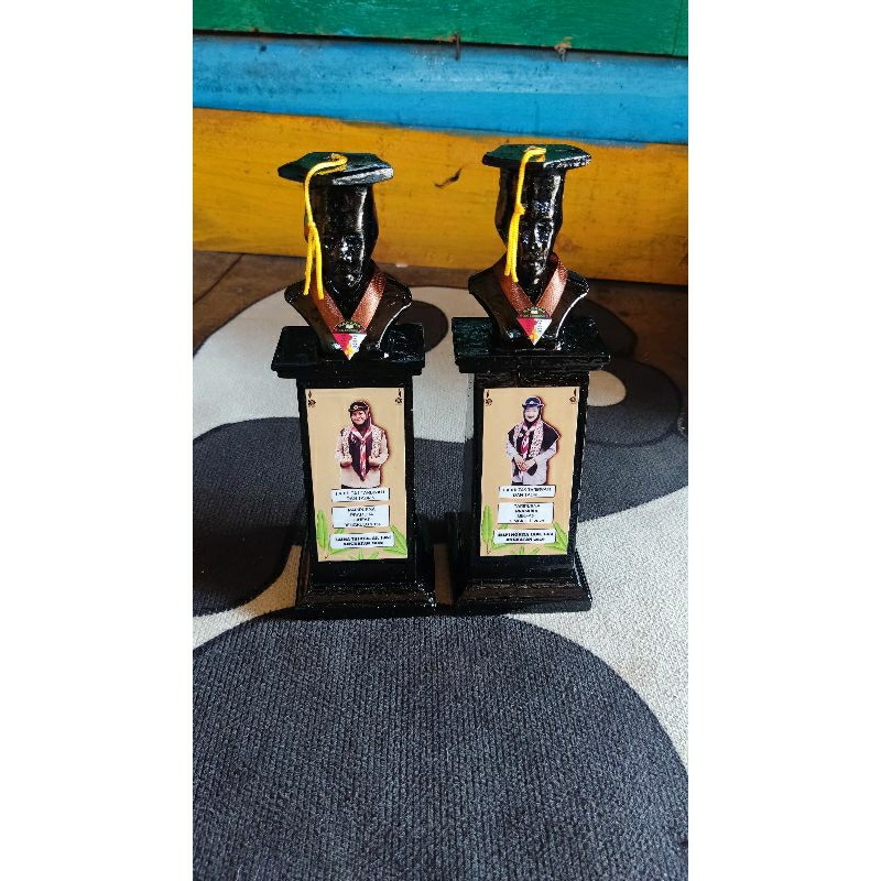 Jual patung wisuda terbuat dari bahan baku resin berat per pc. nya ...