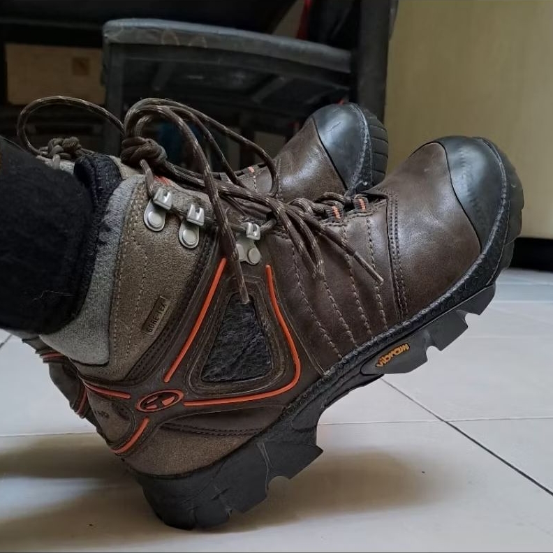 Jual Sepatu Outdoor Hiking Gunung Sudah Goretex Tapak Vibram Size 38 ...