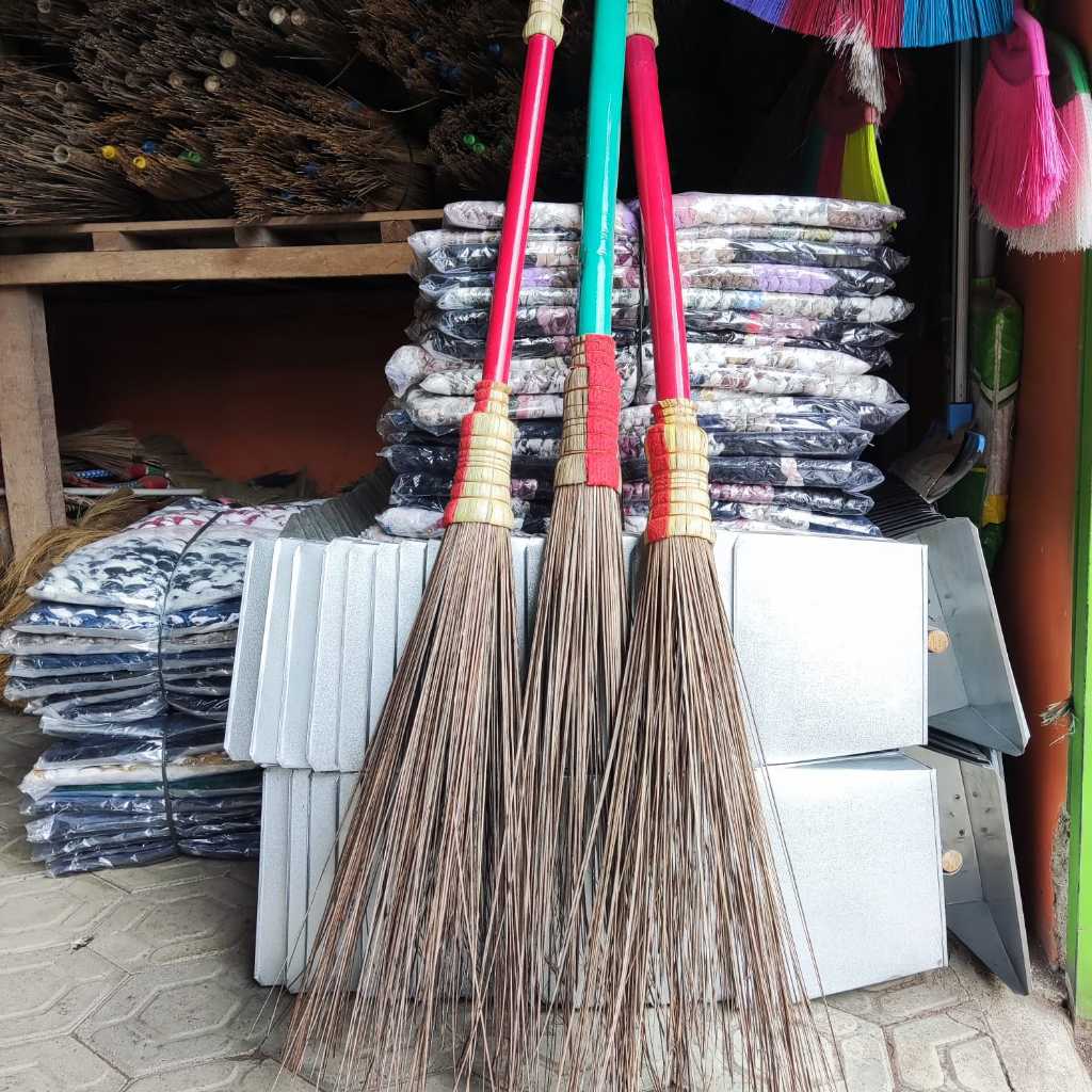 Jual Sapu lidi wlingi taman gagang kayu Sapu Lidi Taman Besar / Sapu ...