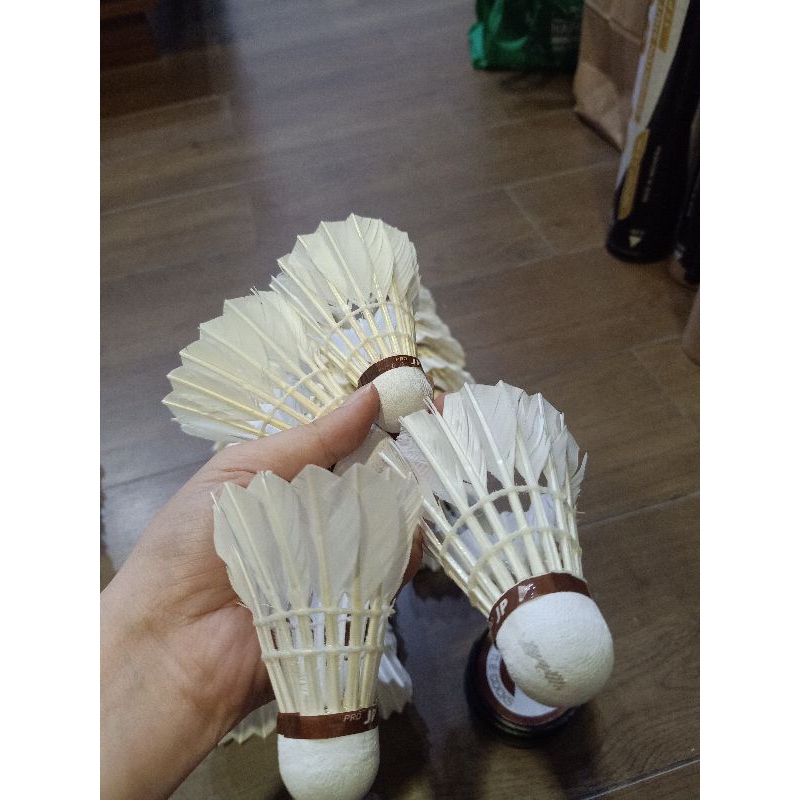 Jual SHUTTLECOCK MERK JP GOLD BEKAS PAKAI 40-60% SHUTTLECOCK LATIHAN ...