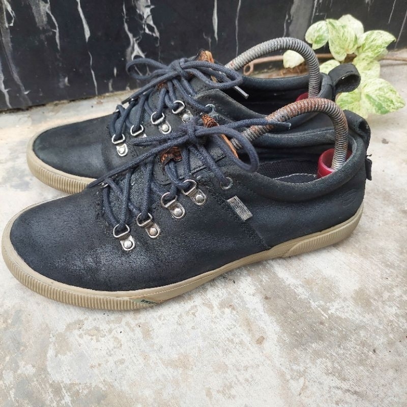 Jual sepatu sneakers kulit second merk skechers size 41,5(26,5cm ...