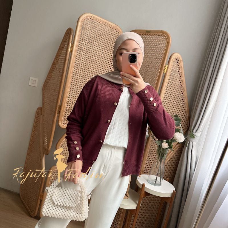 Jual BAJU ATASAN WANITA TERBARU CARDIGAN RAJUT KANCING GOLD MODEL INARA STARLA | Shopee Indonesia