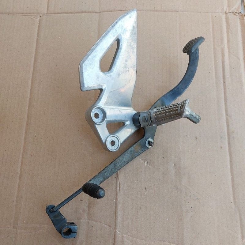 Jual footstep postep step depan set bagian kiri SUZUKI GSX 150 S ...