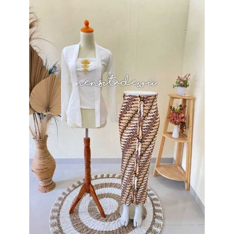 Jual (1 Set, Putih) Kebaya Bludru Kutubaru + Rok Plisket / Motif Lereng ...