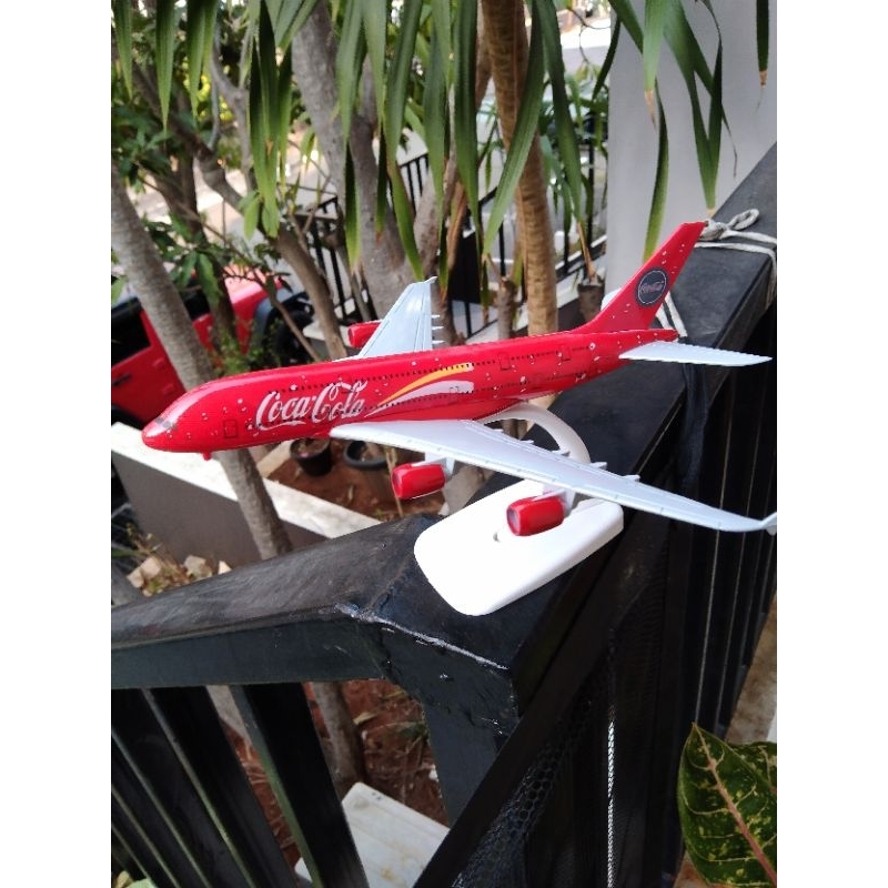 Jual Miniatur Diecast Pesawat Coca cola panjang 20 cm ada roda A380 ...