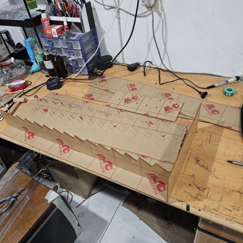 Jual custom rak display full bening 3mm tanpa lampu pakai kayu palet ...