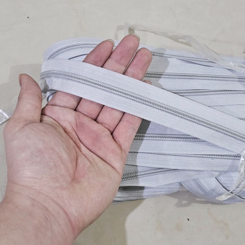 Jual Daun Resleting Roll Warna Gigi Halus No 5 Coil 100 yard Resleting ...