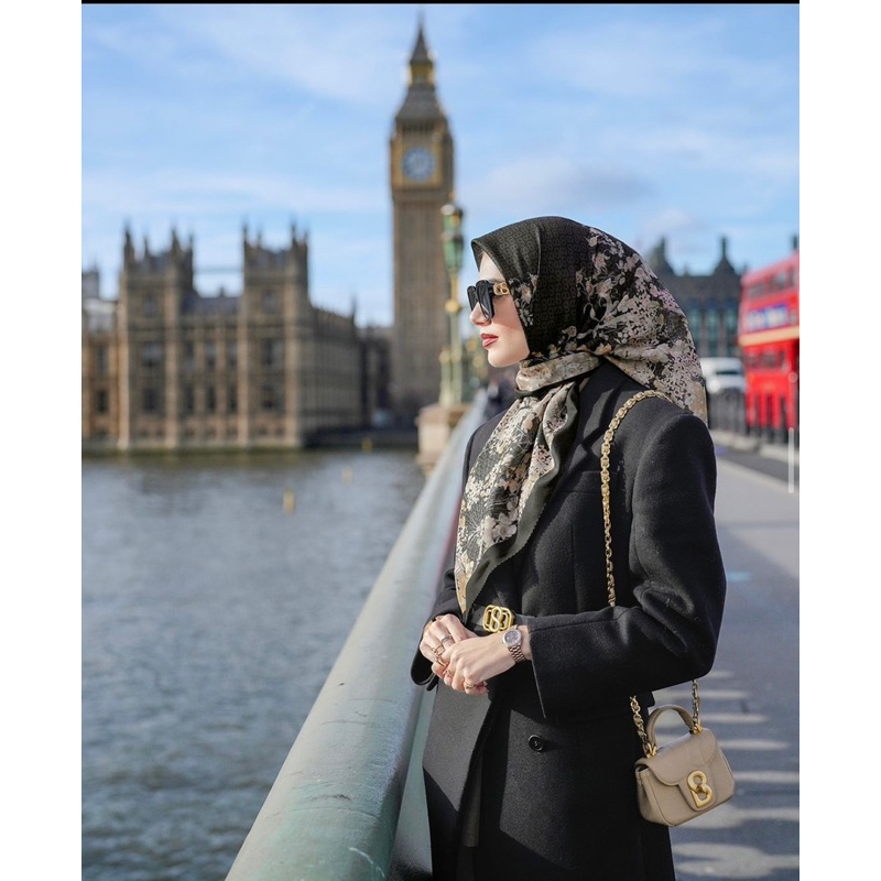 Jual Buttonscarves British 2.0 Voile Square-Royal guard (Black ...
