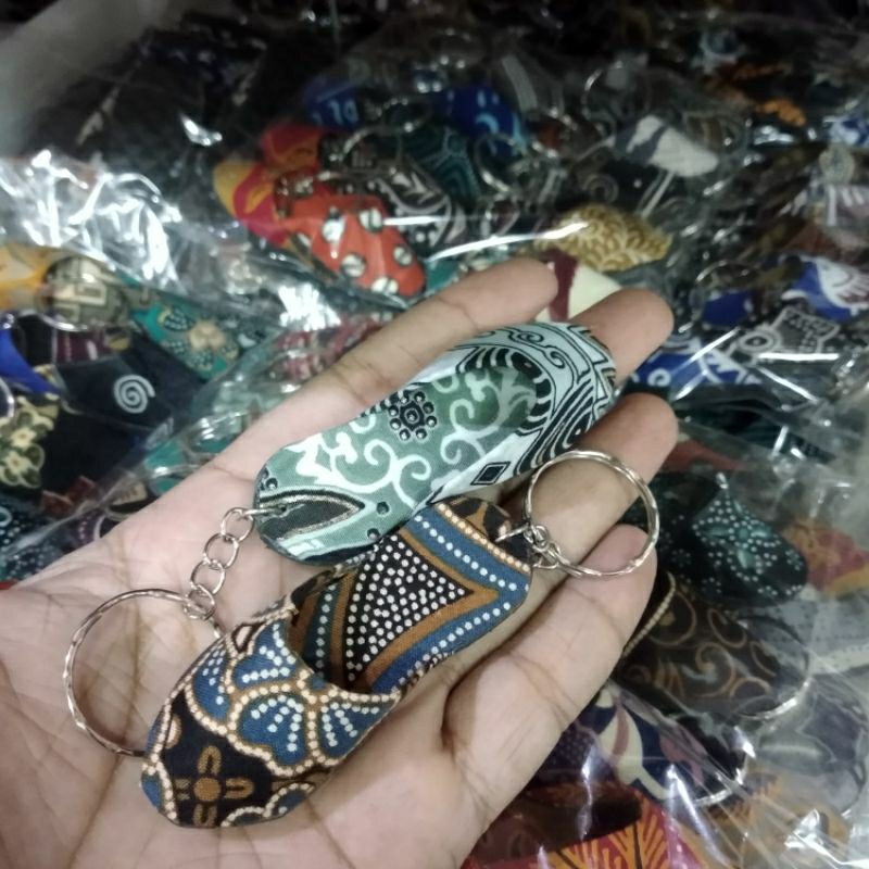 Jual Gantungan Kunci Sandal Batik Kodian (1 kodi isi 20pcs) oleh-oleh khas malioboro jogja ...