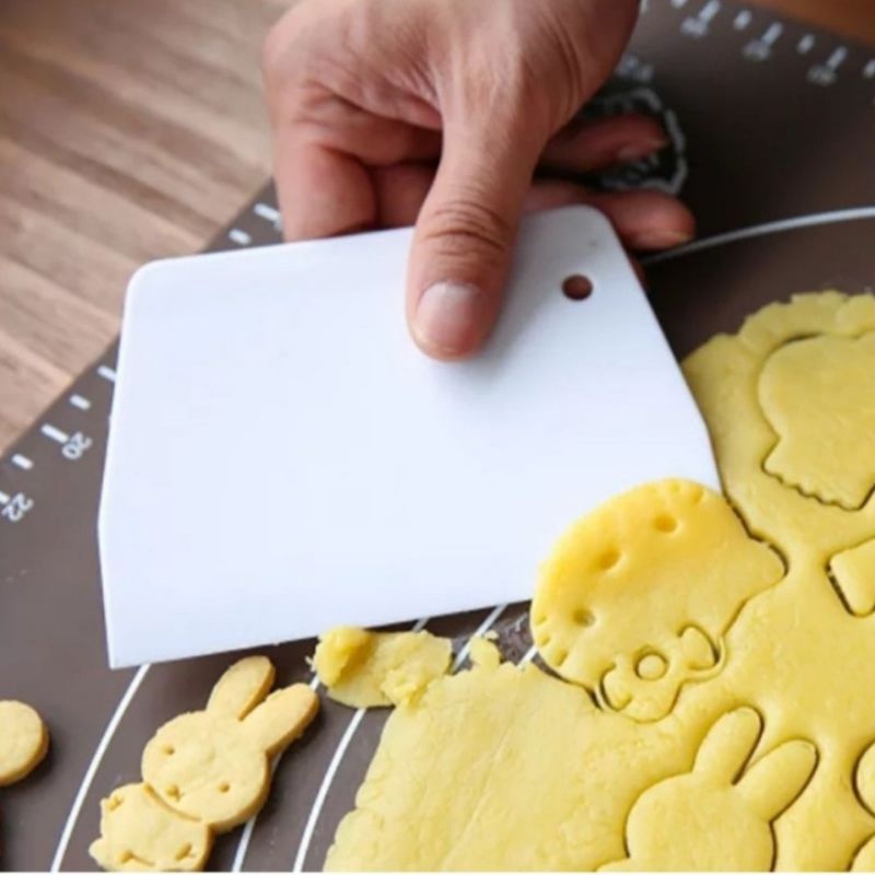 Jual Scraper Kue Plastik / Pemotong Adonan Kue /Pisau Adonan / Pisau ...