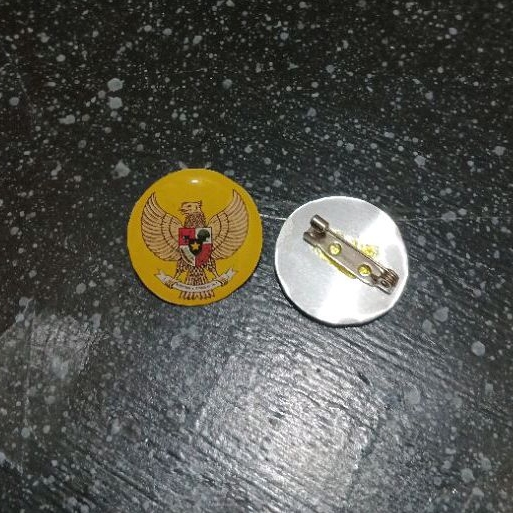 Jual Pin Bros Garuda Pancasila Warna Dasar Kuning Resin - Pin Aksesoris ...