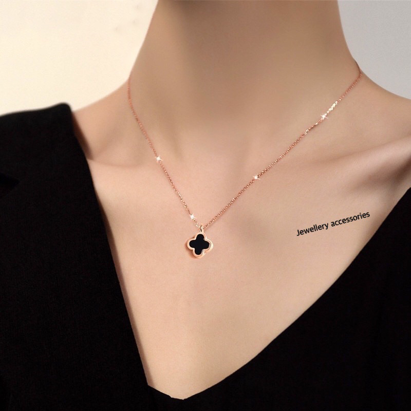 Jual Kalung Titanium Clover Bolak Balik Hitam Dan Putih Korean Style ...
