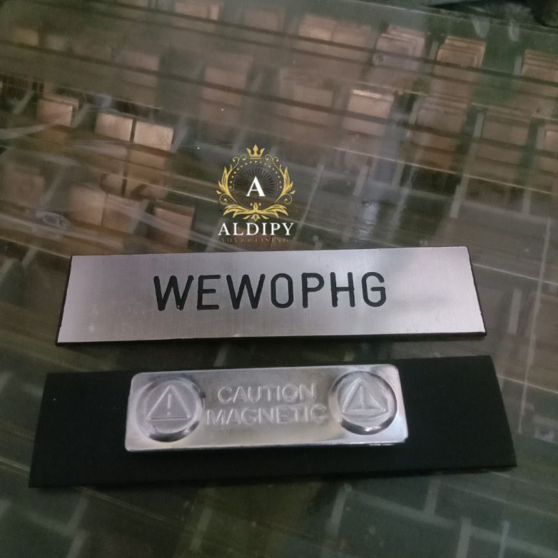 Jual Papan Nama Dada Name Tag Silver Grafir Pakai Magnet | Shopee Indonesia