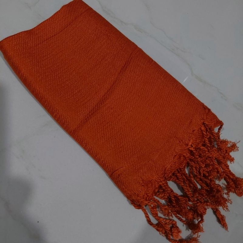 Jual Pashmina Shirin Hitam Jahit Tepi | Pashmina Kasmir Rawis | Pasmina ...