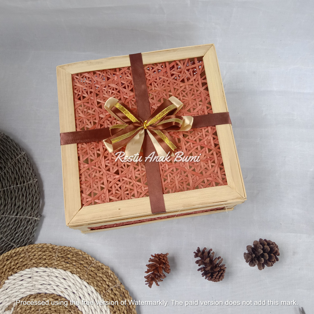 Jual Box Motif Truntum Warna Merah 25cm Pita| rantang kotak anyaman ...