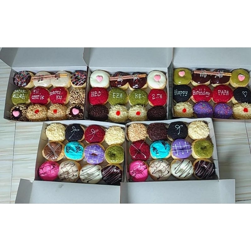 Jual donat isi 12pc topping mix free lilin (khusus palembang) | Shopee ...