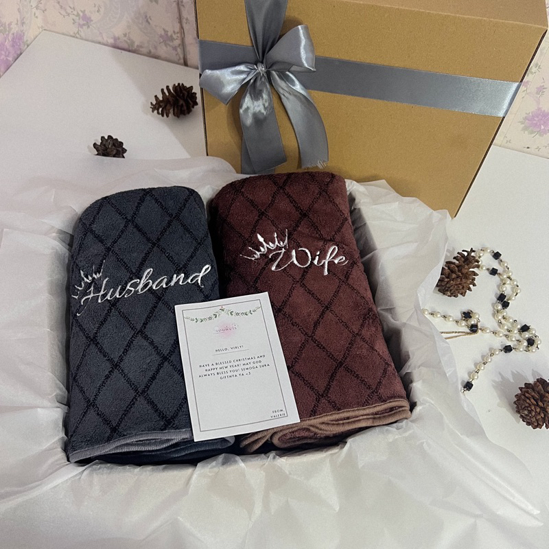 Jual Hampers Handuk Bordir Husband Wife 70x140cm Couple / Hampers ...