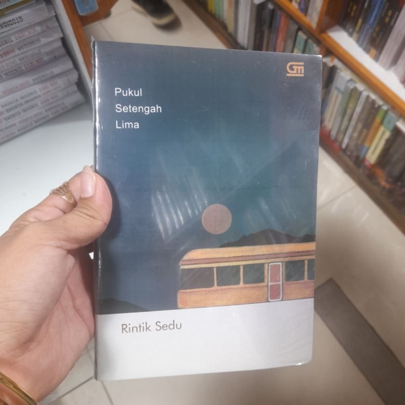 Jual Buku pukul setengah lima ( rintik sedu ) | Shopee Indonesia