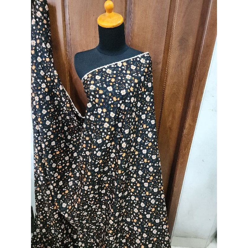 Jual Kain Rayon Viscose Bunga Rata Krem Oren Dasar Hitam (2,5m ...