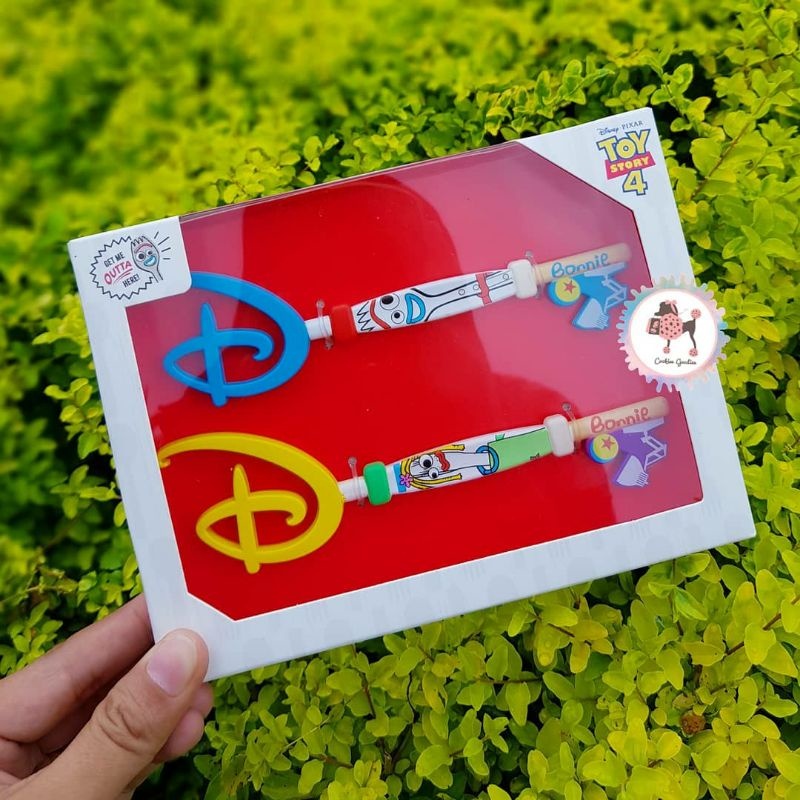 Jual Disney Toy Story 4 Forky and Karen Beverly Collectible Key Set ...