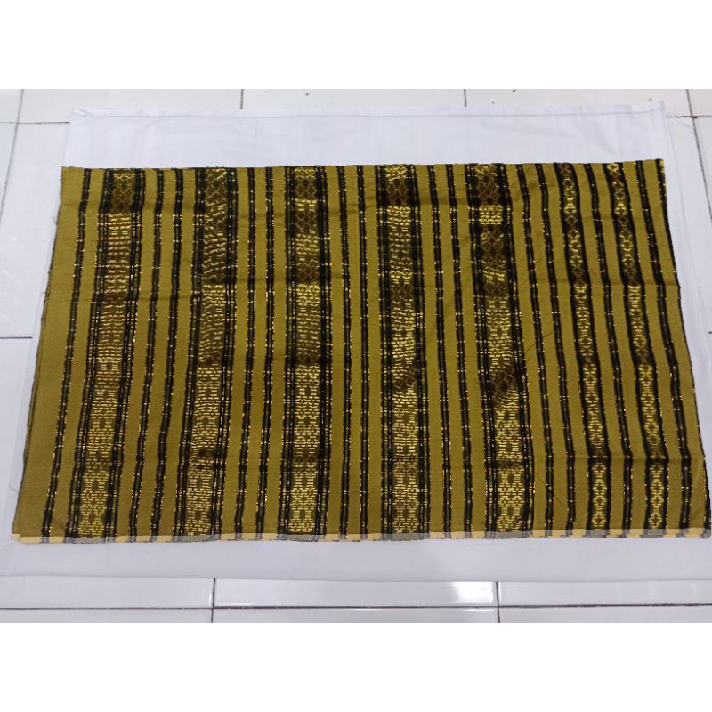 Jual KAIN TENUN SARUNG SUTRA SENGKANG LIPASABBE BUGIS MURAH | Shopee ...