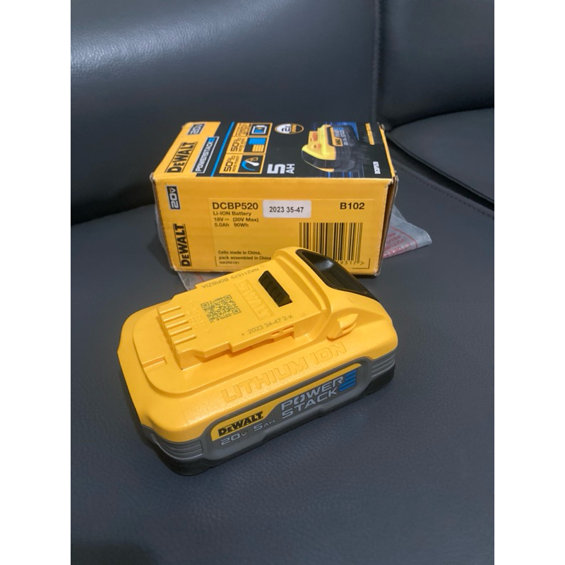 Jual baterai dewalt 20V powerstack 5Ah DCB 520 bekas mulus | Shopee ...