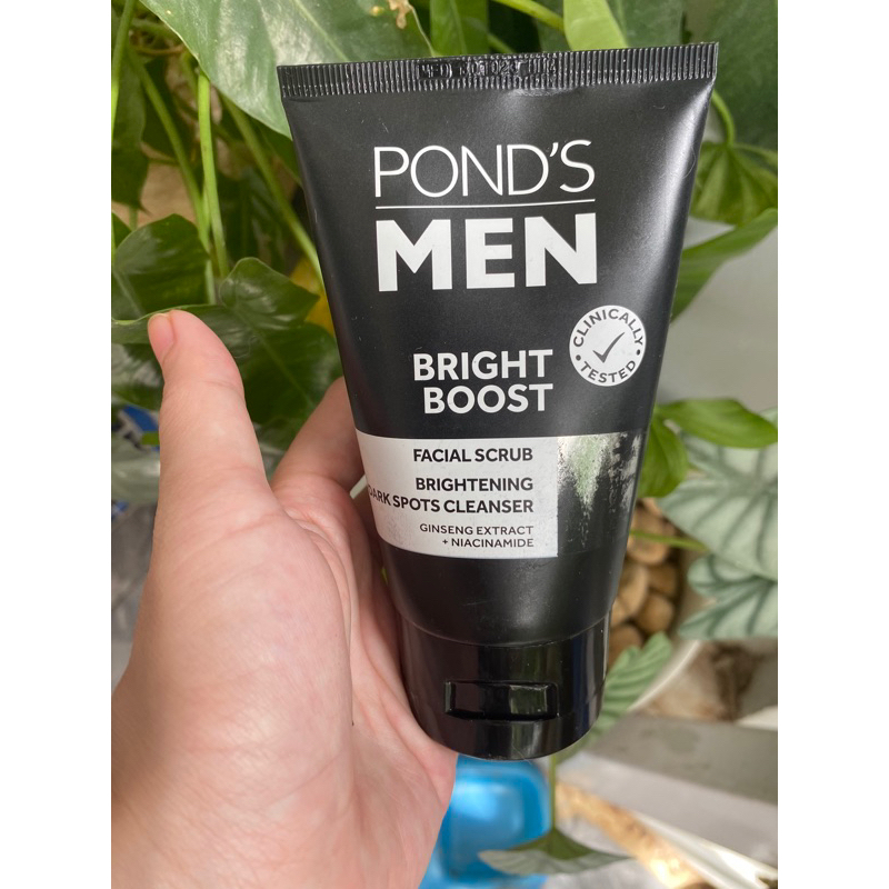 Jual PONDS MEN Bright Boost Facial Scrub Brightening cleanser - 100gr ...