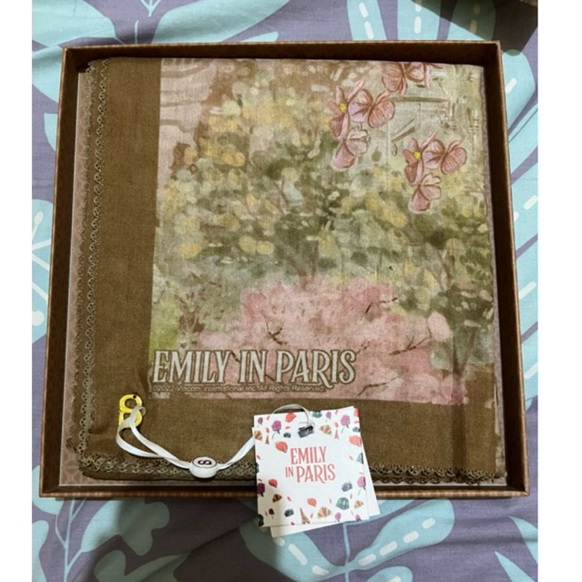 Jual SUDAH SOLD!!! Buttonscarves x Emily in Paris : The Parisian Square - Croissant lengkap box ...