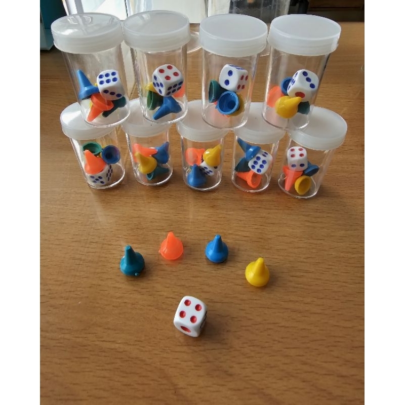 Jual Satu set Dadu Tatakan plus pion warna warni mainan ular tangga | Shopee Indonesia
