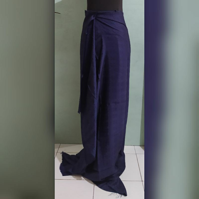 Jual Kain Tenun Semi Sutra warna Navy untuk bahan rok/bawahan | Shopee ...