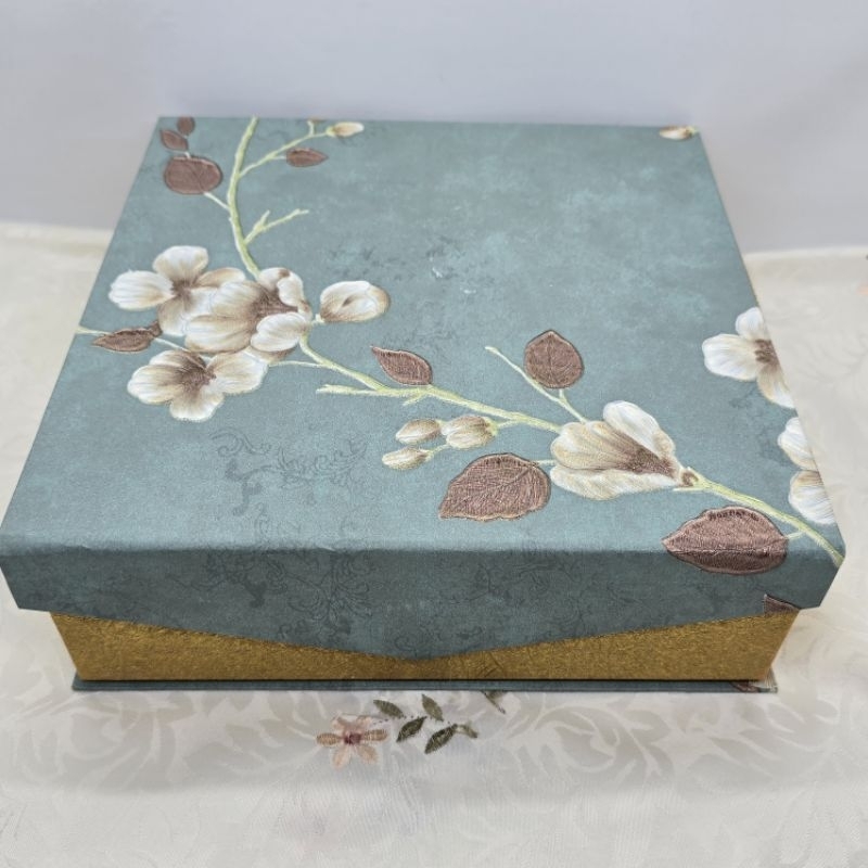 Jual Box Magnet Dasi Flower wallpaper 25x25x8cm / kotak kue hardbox ...