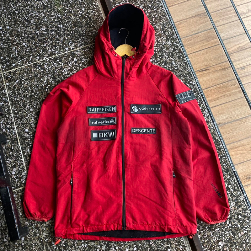 Jual Descente outdoor jacket - High waterproof - Warna merah | Shopee ...
