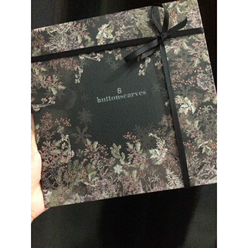 Jual BUTTONSCARVES HOLIDAY SERIES - BLACK ( NEW WITH TAG ) | Shopee ...